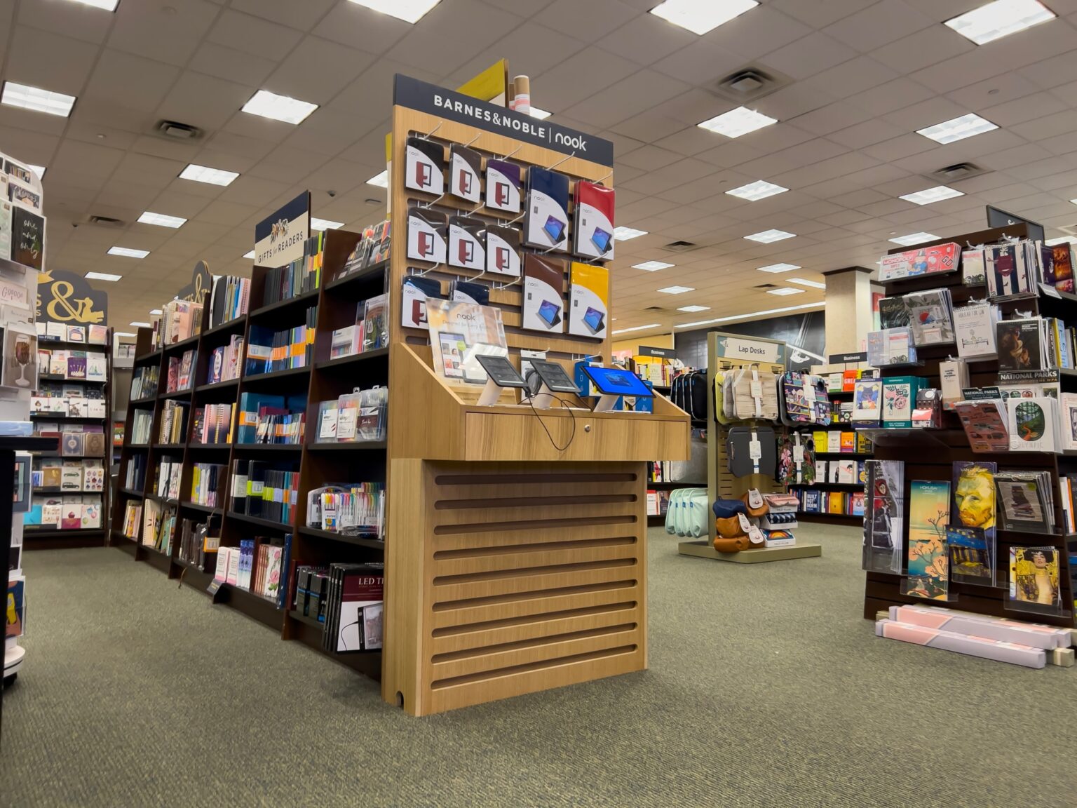 Top Visual Merchandising Display Types | Felbro Studios